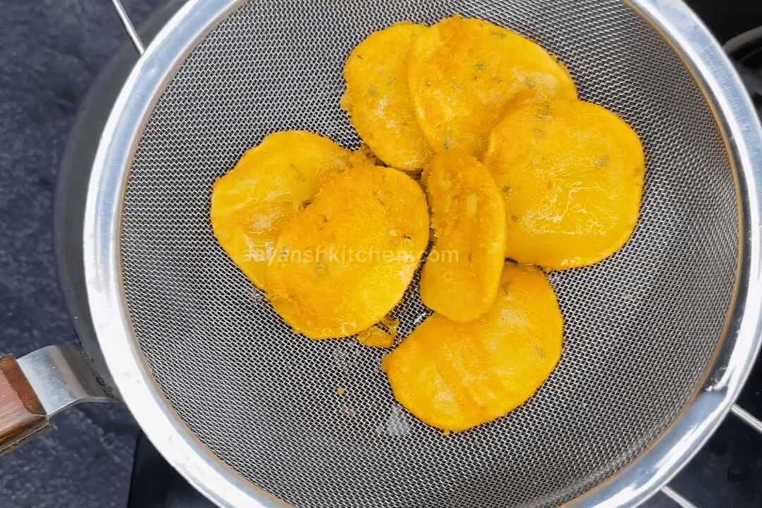 Aloo Pakora Recipe | Aalu Ke Pakode (Potato Bajji) - Aayansh Kitchen