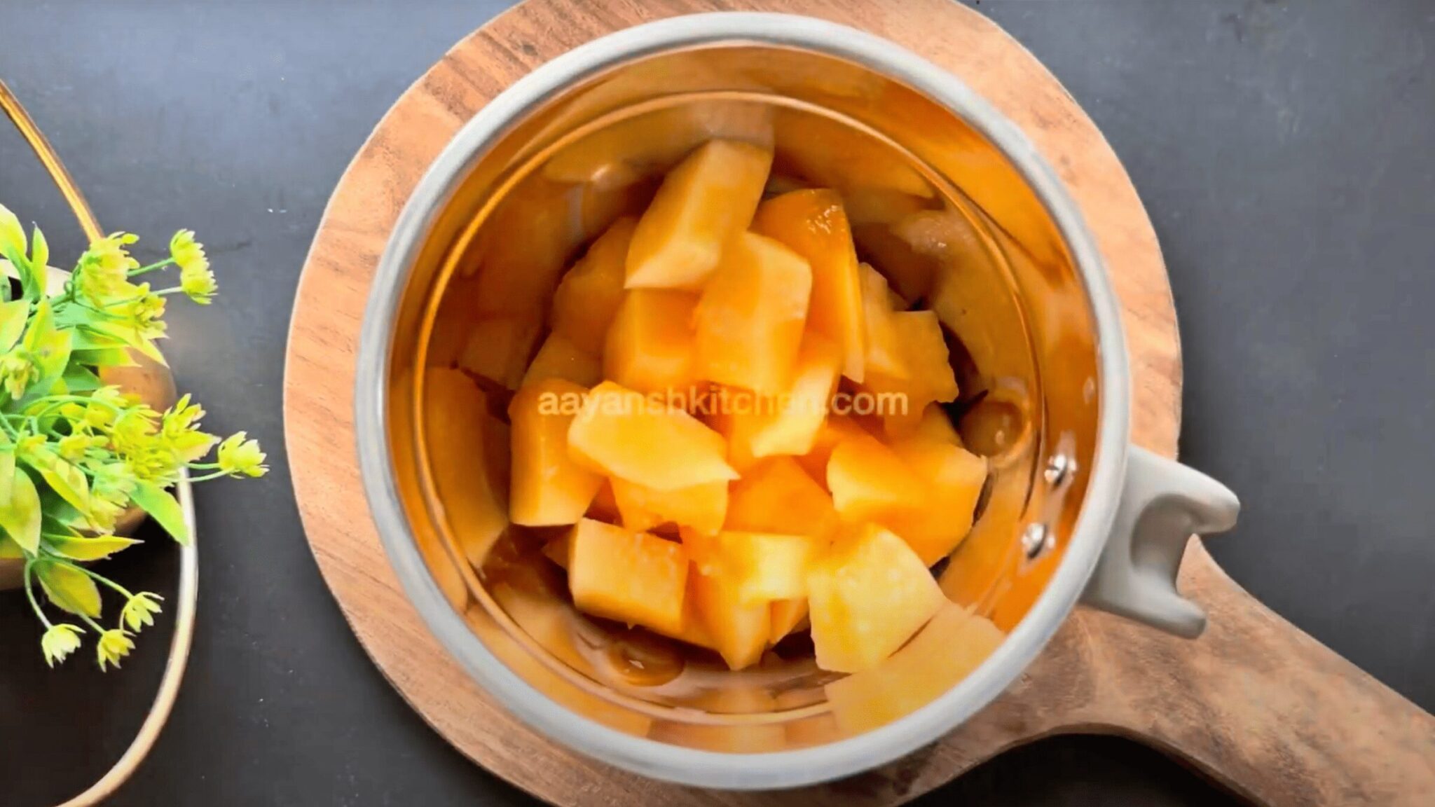 Muskmelon Juice Recipe (Cantaloupe Juice) | Kharbuja Juice - Aayansh ...